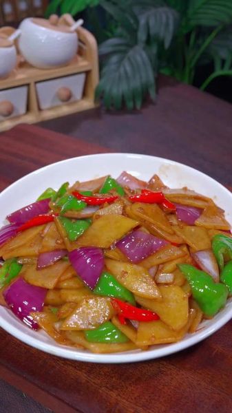洋葱炒土豆片怎么做_洋葱炒土豆片家常做法-第1张图片-山城妙识