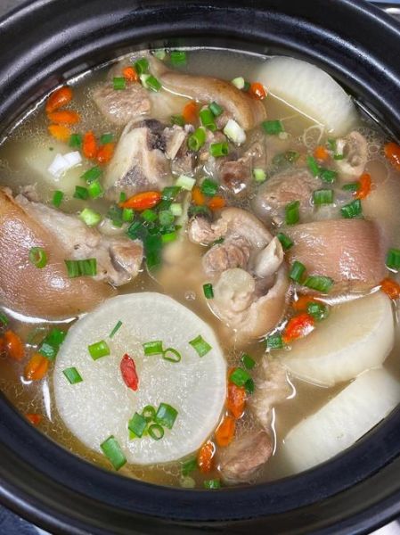 炖猪蹄汤放什么食材好_猪蹄汤加什么配料最香-第1张图片-山城妙识 炖猪蹄汤放什么食材好_猪蹄汤加什么配料最香-第1张图片-山城妙识