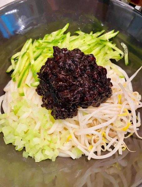 老北京炸酱面怎么做_炸酱面配料窍门-第2张图片-山城妙识 老北京炸酱面怎么做_炸酱面配料窍门-第2张图片-山城妙识