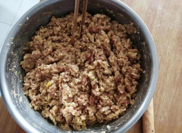 白菜饺子馅怎么调才好吃窍门_白菜饺子馅不出水秘诀-第3张图片-山城妙识 白菜饺子馅怎么调才好吃窍门_白菜饺子馅不出水秘诀-第3张图片-山城妙识
