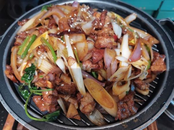 孜然葱爆羊肉怎么做_葱爆羊肉用哪个部位最好-第3张图片-山城妙识