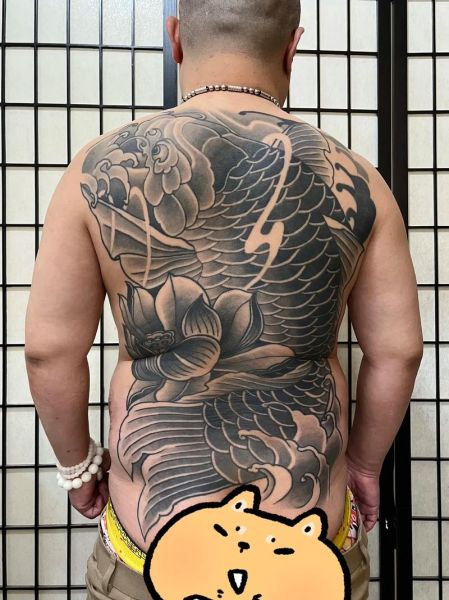 鲤鱼跳龙门纹身寓意_适合纹在哪里-第1张图片-山城妙识