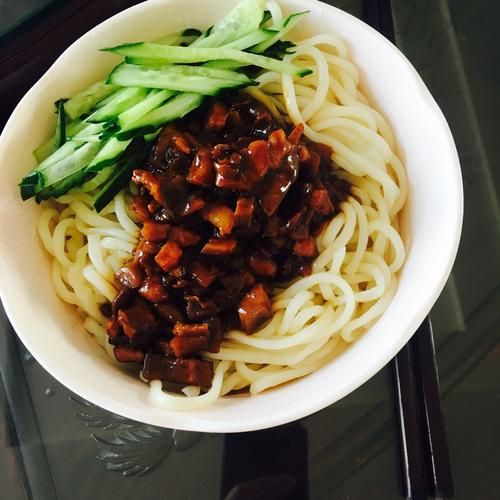 肉丁炸酱怎么做才香_炸酱面肉丁大小切多少合适-第1张图片-山城妙识