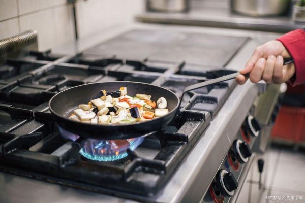 炒菜先热锅还是先放油_油温几成热下锅-第1张图片-山城妙识
