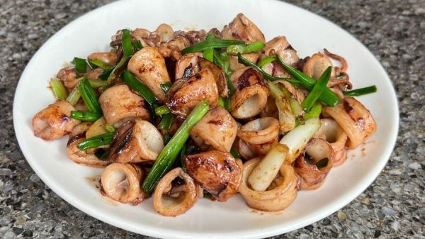 葱爆鱿鱼怎么炒才嫩_葱爆鱿鱼家常做法-第1张图片-山城妙识