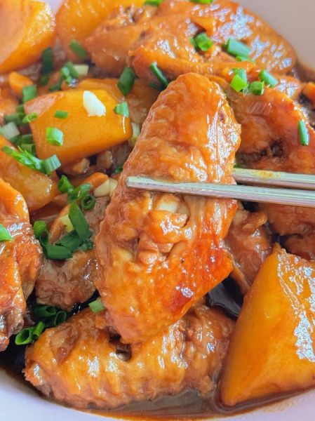 土豆焖鸡翅怎么做_土豆焖鸡翅要焯水吗-第1张图片-山城妙识