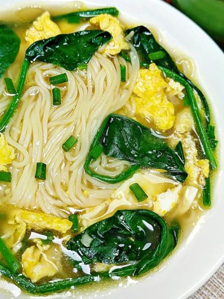 菠菜鸡蛋汤面怎么做_菠菜鸡蛋汤面需要焯水吗-第1张图片-山城妙识 菠菜鸡蛋汤面怎么做_菠菜鸡蛋汤面需要焯水吗-第1张图片-山城妙识