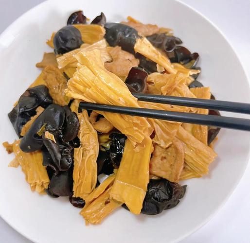 木耳炒腐竹怎么做好吃_木耳炒腐竹要不要焯水-第1张图片-山城妙识