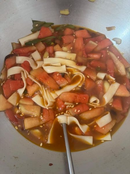 清炒西瓜皮怎么做_西瓜皮炒之前要不要焯水-第2张图片-山城妙识 清炒西瓜皮怎么做_西瓜皮炒之前要不要焯水-第2张图片-山城妙识