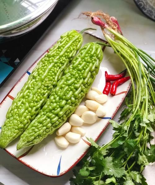 凉拌苦瓜怎么做不苦又好吃_苦瓜焯水几分钟去苦味-第1张图片-山城妙识 凉拌苦瓜怎么做不苦又好吃_苦瓜焯水几分钟去苦味-第1张图片-山城妙识