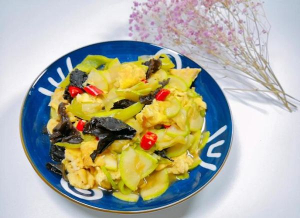 西葫芦炒鸡蛋木耳怎么做_西葫芦炒鸡蛋木耳热量高吗-第3张图片-山城妙识