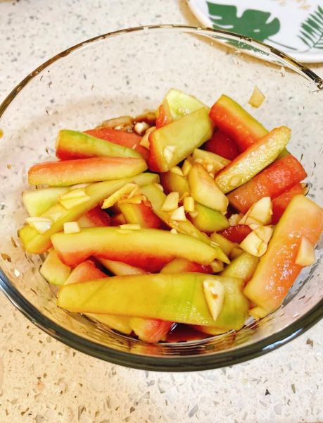 正宗腌西瓜皮怎么做好吃_腌西瓜皮的做法窍门-第1张图片-山城妙识