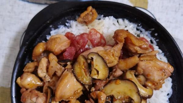 香菇鸡肉煲仔饭怎么做_香菇鸡肉煲仔饭用干香菇还是鲜香菇-第2张图片-山城妙识