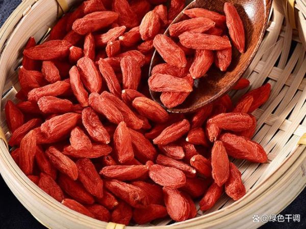 枸杞一天吃多少粒最好_枸杞吃多了会上火吗-第1张图片-山城妙识