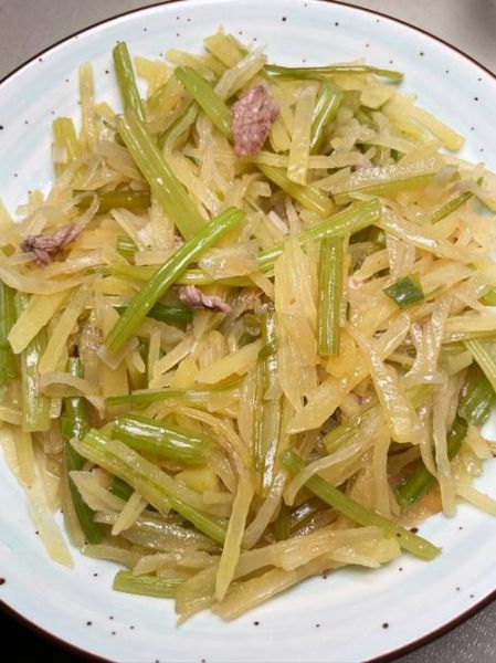 芹菜炒土豆丝怎么做_芹菜土豆丝先炒哪个-第1张图片-山城妙识