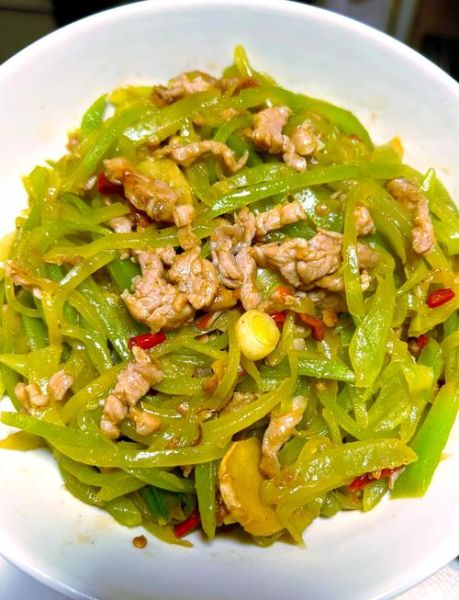 莴苣炒肉丝怎么做_莴苣炒肉丝需要焯水吗-第1张图片-山城妙识