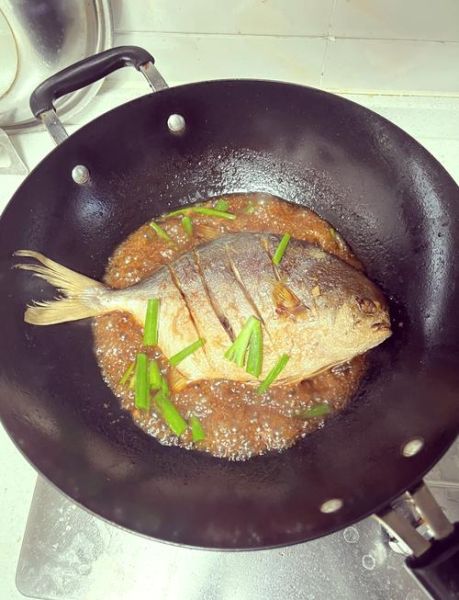 淡水鲳鱼怎么做好吃_淡水鲳鱼清蒸还是红烧-第1张图片-山城妙识