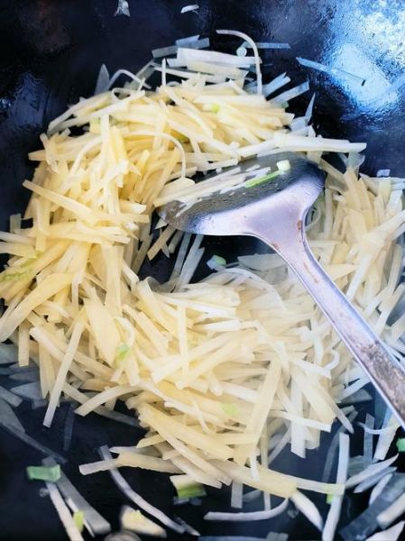 土豆丝怎么炒才脆_炒土豆丝要不要焯水-第2张图片-山城妙识 土豆丝怎么炒才脆_炒土豆丝要不要焯水-第2张图片-山城妙识