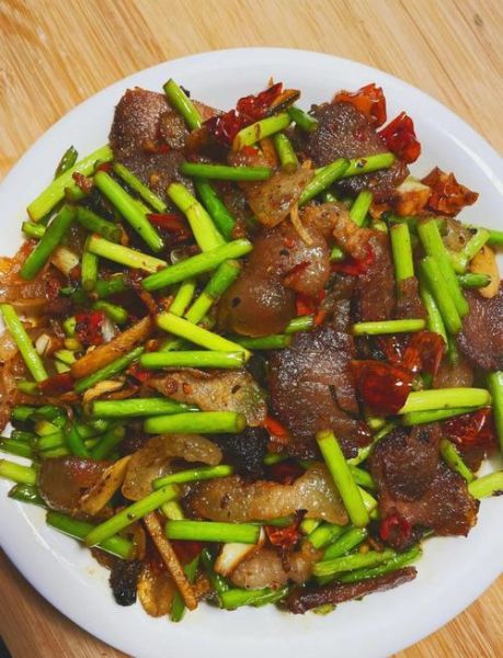 蒜苔炒腊肉怎么炒好吃_蒜苔炒腊肉用焯水吗-第1张图片-山城妙识 蒜苔炒腊肉怎么炒好吃_蒜苔炒腊肉用焯水吗-第1张图片-山城妙识