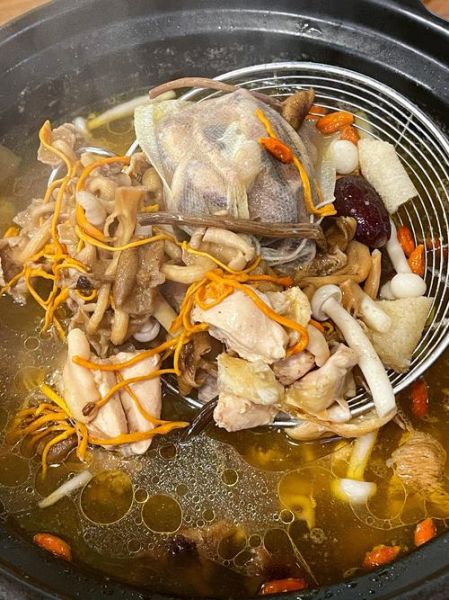 滋补鸡汤怎么炖好喝又营养_用什么食材最补-第1张图片-山城妙识