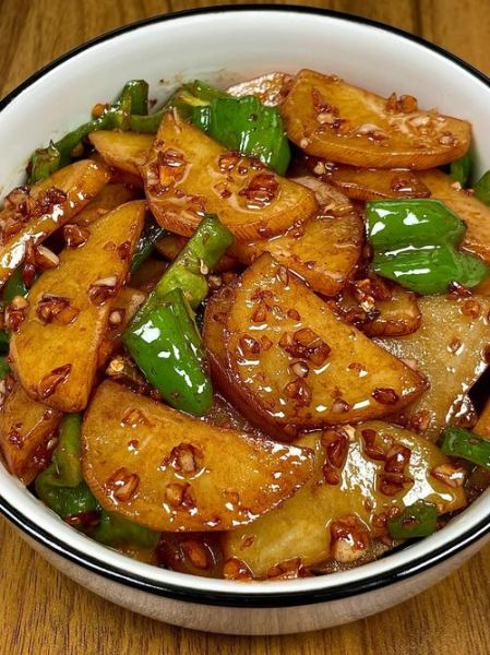 青椒炒土豆片怎么做_青椒炒土豆片用焯水吗-第2张图片-山城妙识 青椒炒土豆片怎么做_青椒炒土豆片用焯水吗-第2张图片-山城妙识