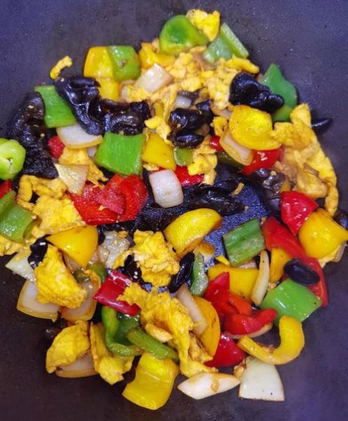 洋葱炒鸡蛋木耳怎么做_木耳炒鸡蛋要不要焯水-第2张图片-山城妙识