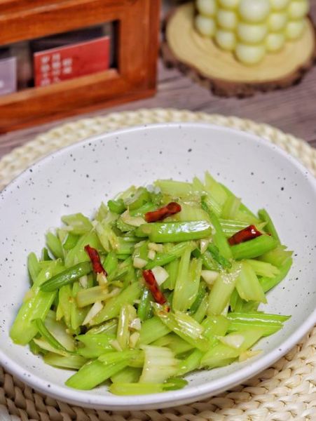 清炒芹菜怎么炒好吃_清炒芹菜用焯水吗-第1张图片-山城妙识 清炒芹菜怎么炒好吃_清炒芹菜用焯水吗-第1张图片-山城妙识