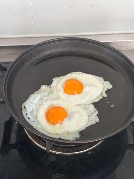 煎荷包蛋不粘锅的技巧_为什么总是粘锅-第1张图片-山城妙识