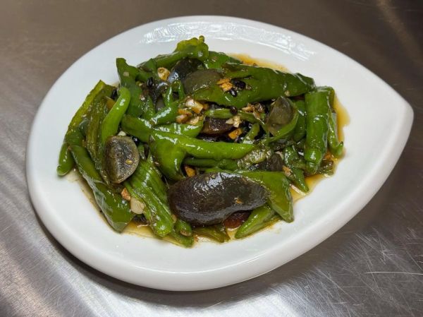 青椒炒皮蛋怎么做_皮蛋去腥技巧-第1张图片-山城妙识 青椒炒皮蛋怎么做_皮蛋去腥技巧-第1张图片-山城妙识