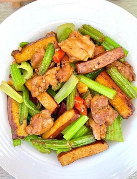 芹菜炒素鸡怎么做_芹菜炒素鸡的家常做法-第1张图片-山城妙识 芹菜炒素鸡怎么做_芹菜炒素鸡的家常做法-第1张图片-山城妙识