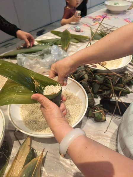 荷叶包粽子怎么做_荷叶粽子做法视频教程-第1张图片-山城妙识