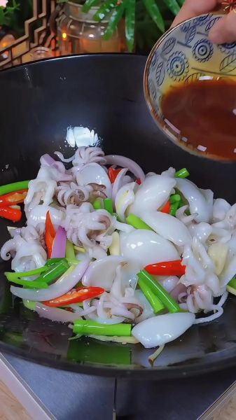 洋葱炒墨鱼仔怎么做_墨鱼仔炒多久才嫩-第3张图片-山城妙识