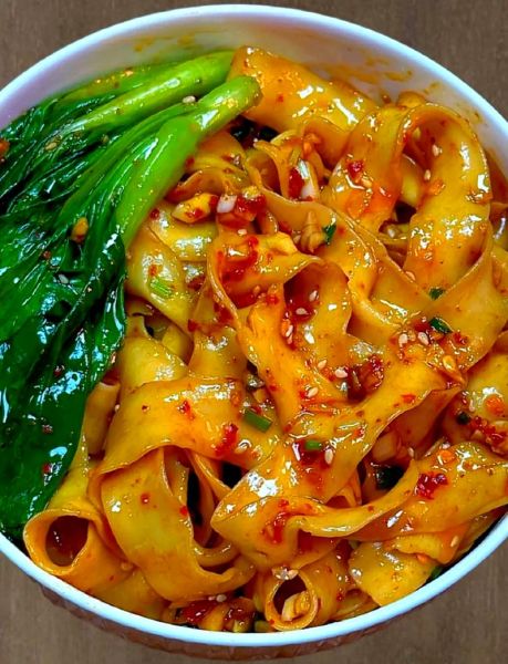 正宗油泼面怎么做_油泼面面条用什么面-第1张图片-山城妙识 正宗油泼面怎么做_油泼面面条用什么面-第1张图片-山城妙识