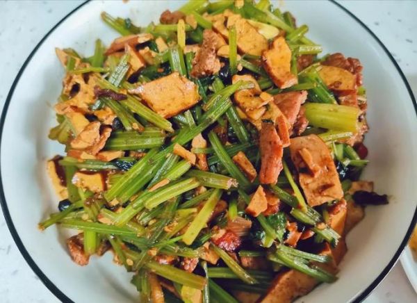 芹菜香干回锅肉怎么做_芹菜香干回锅肉的家常做法-第3张图片-山城妙识