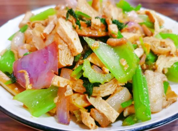 芹菜香干回锅肉怎么做_芹菜香干回锅肉的家常做法-第2张图片-山城妙识