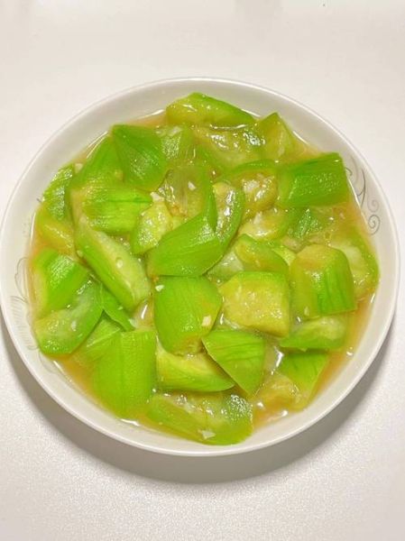 清炒丝瓜怎么做才翠绿不出水_清炒丝瓜的家常做法窍门-第1张图片-山城妙识