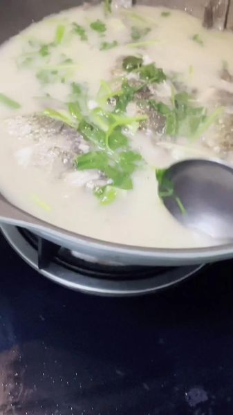 鲫鱼汤怎么炖好喝又营养丰富_鲫鱼汤炖多久才白-第1张图片-山城妙识