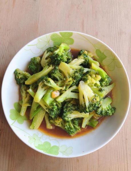 西兰花怎么清炒_西兰花清炒要不要焯水-第1张图片-山城妙识