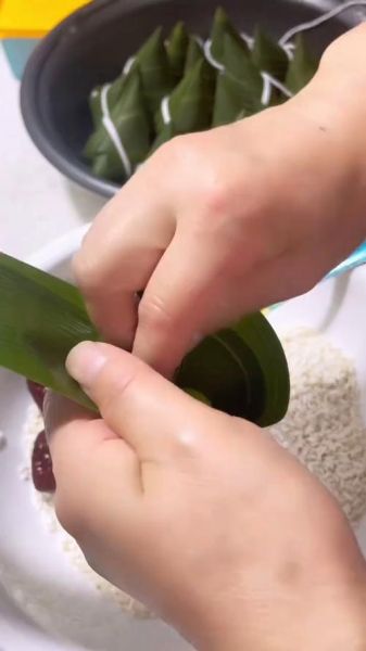 怎样包粽子快又好看慢动作_新手零失败技巧-第3张图片-山城妙识 怎样包粽子快又好看慢动作_新手零失败技巧-第3张图片-山城妙识