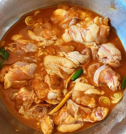 砂锅炖鸡翅根怎么做_砂锅炖鸡翅根需要焯水吗-第3张图片-山城妙识 砂锅炖鸡翅根怎么做_砂锅炖鸡翅根需要焯水吗-第3张图片-山城妙识