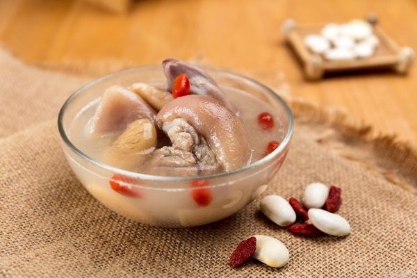 猪脚汤搭配什么食材煲汤_猪脚汤和什么一起炖最补-第2张图片-山城妙识