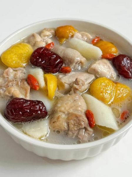 板栗鸡汤怎么炖好喝_板栗鸡汤的功效与作用-第1张图片-山城妙识 板栗鸡汤怎么炖好喝_板栗鸡汤的功效与作用-第1张图片-山城妙识