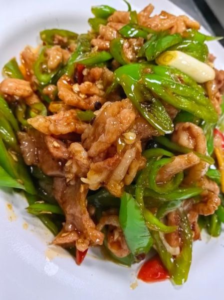 青椒炒肉怎么做_青椒炒肉先炒青椒还是先炒肉-第2张图片-山城妙识