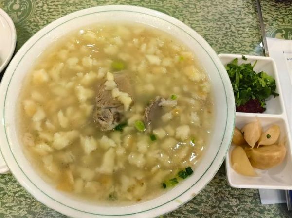 羊肉泡馍的正确吃法_羊肉泡馍怎么掰馍-第3张图片-山城妙识 羊肉泡馍的正确吃法_羊肉泡馍怎么掰馍-第3张图片-山城妙识