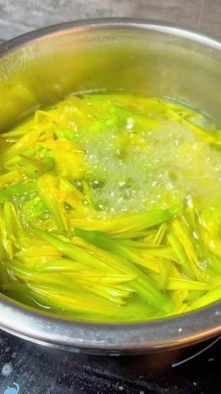 新鲜黄花菜可以直接煮汤吗_新鲜黄花菜煮汤前怎么处理-第1张图片-山城妙识