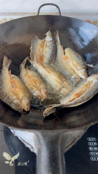 煎小鱼怎么不粘锅_煎小鱼用大火还是小火-第3张图片-山城妙识 煎小鱼怎么不粘锅_煎小鱼用大火还是小火-第3张图片-山城妙识