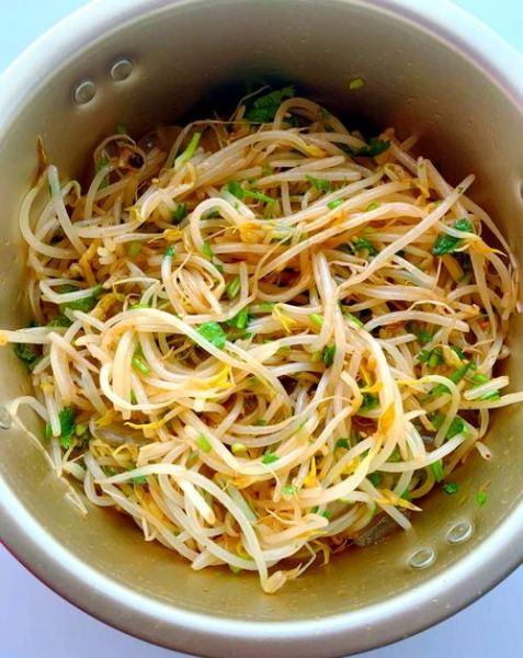 凉拌绿豆芽焯水几分钟_焯水后过冷水吗-第1张图片-山城妙识 凉拌绿豆芽焯水几分钟_焯水后过冷水吗-第1张图片-山城妙识