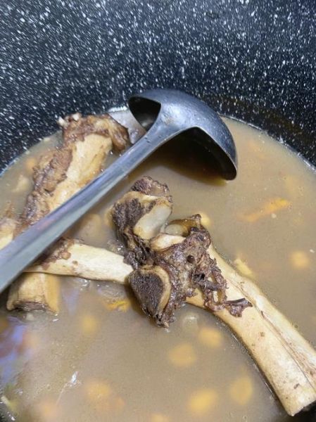 牛骨头汤怎么熬才白_熬牛骨头汤需要焯水吗-第1张图片-山城妙识 牛骨头汤怎么熬才白_熬牛骨头汤需要焯水吗-第1张图片-山城妙识