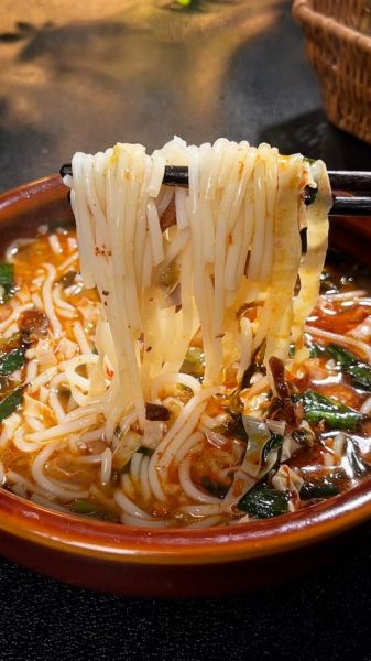 正宗小锅米线配方窍门_如何熬出鲜浓高汤-第2张图片-山城妙识 正宗小锅米线配方窍门_如何熬出鲜浓高汤-第2张图片-山城妙识