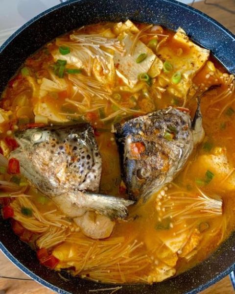 炖三文鱼头怎么做_三文鱼头炖多久才入味-第1张图片-山城妙识 炖三文鱼头怎么做_三文鱼头炖多久才入味-第1张图片-山城妙识